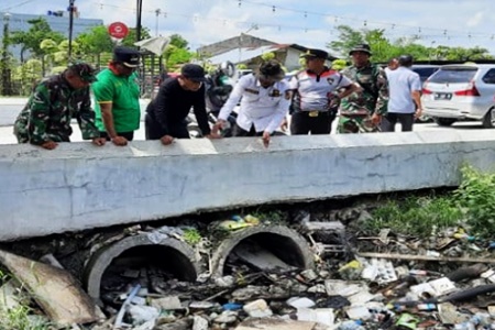 RIAUPAGI.com | Drainase Masih Ditemukan Tumpukan Sampah, Pj Wako: Perlu Keseriusan Sanksi Tipiring